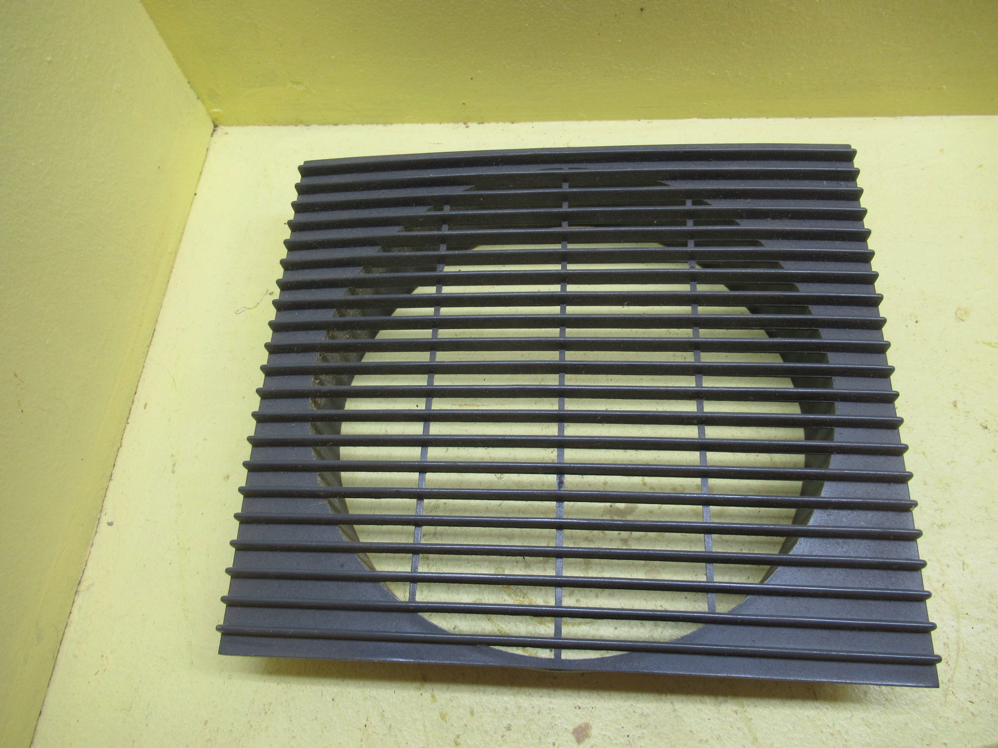 Vent(Grey) 215L x 245W/26Dia – rummages.co.nz